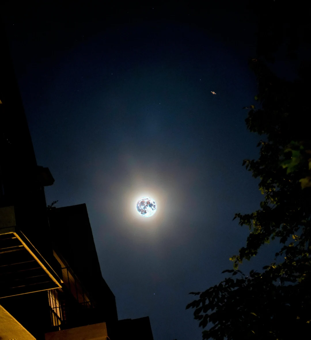 A representation of the Blue SuperMoon and Saturn in the sky on the night of 30th August | Scrolller