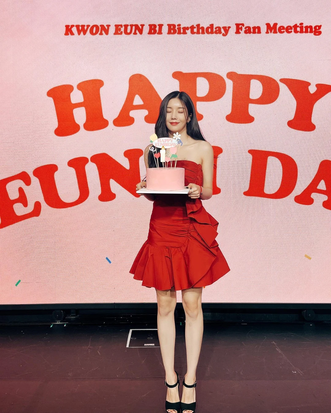 IZ*ONE - Eunbi | Scrolller