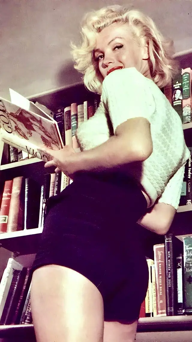 Marilyn Monroe in her personal library, 1953 | Scrolller