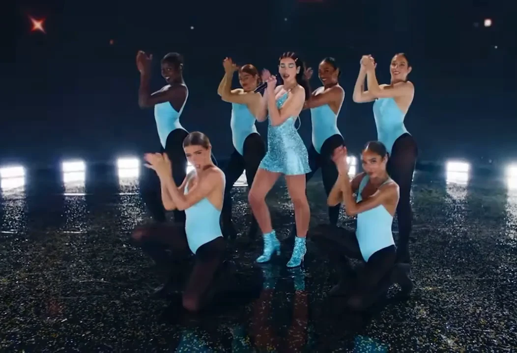 Dua performing “Levitating” at the AMAs [2020] | Scrolller