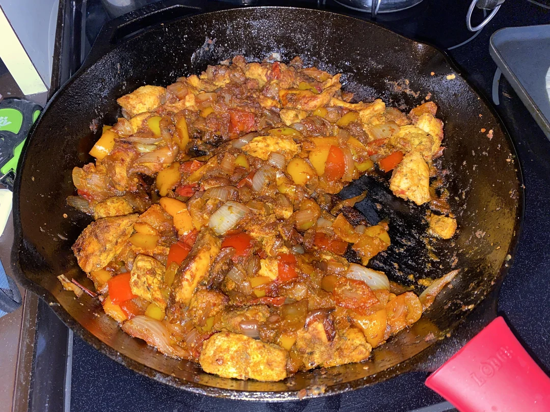 Made some spicy chicken with peppers, onions, tomatoes, and spices 😋 | Scrolller