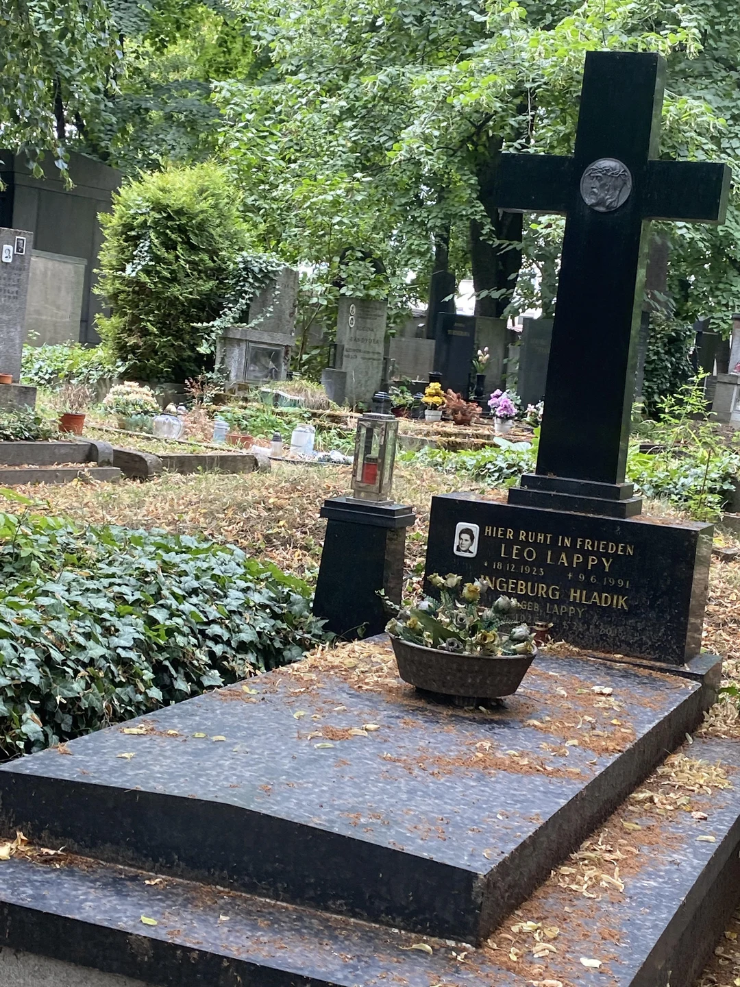 Prague cemetery | Scrolller