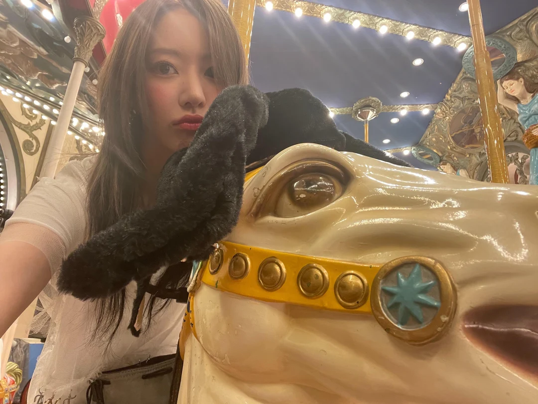 221012 Miyawaki Sakura Weverse Update | Scrolller