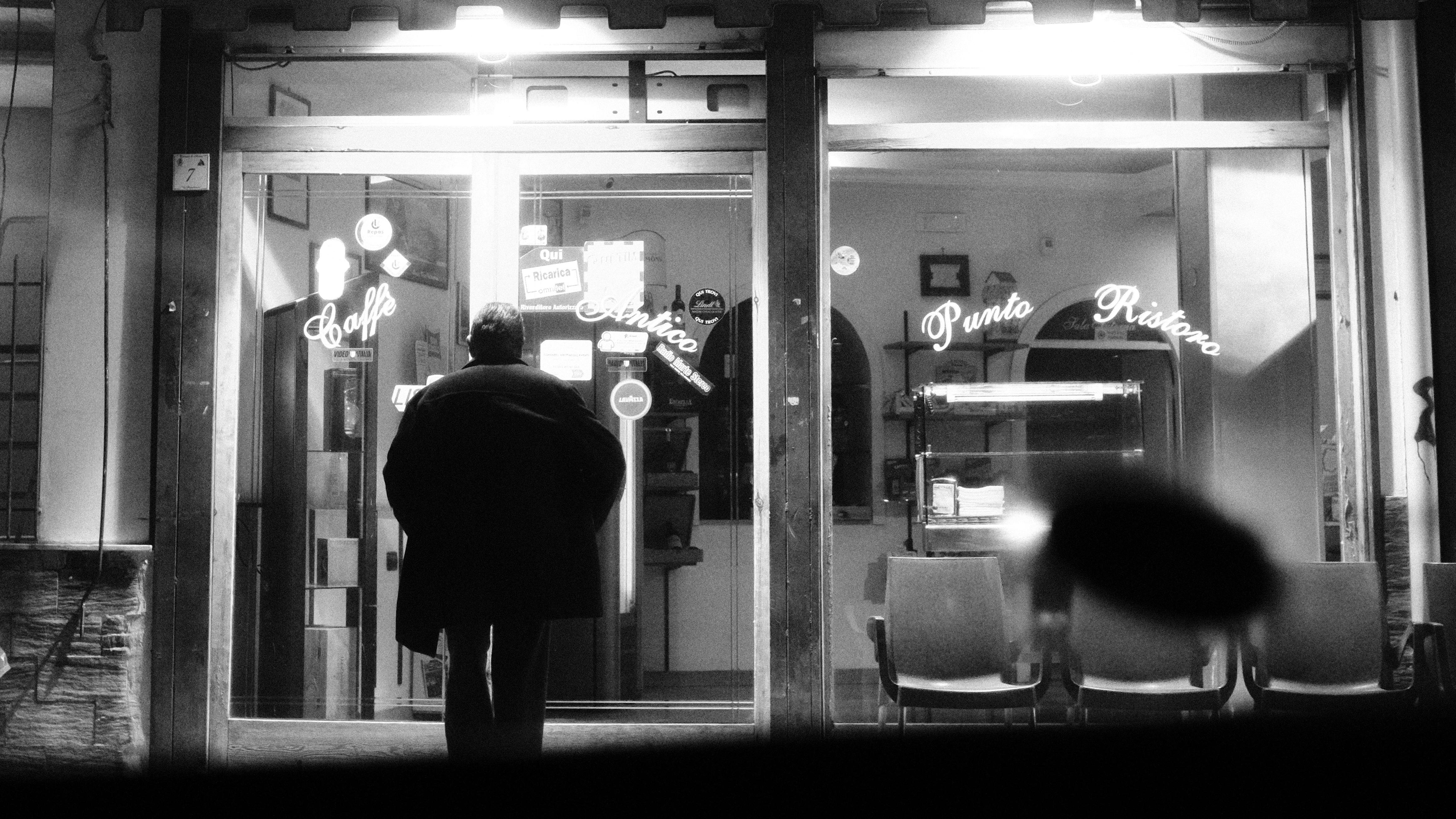 Late customer | Scrolller