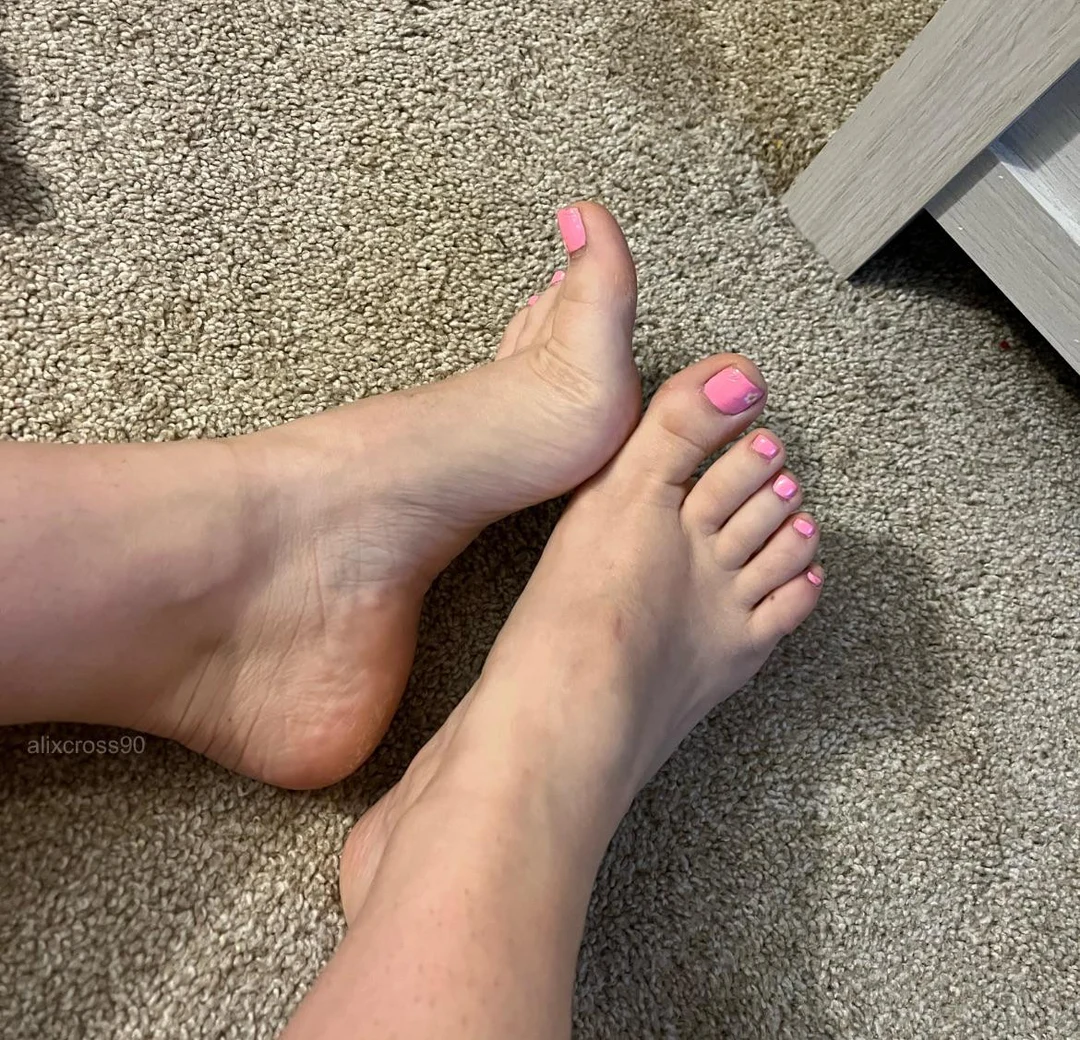 Quick! Find the flower or are the arches too distracting? | Scrolller