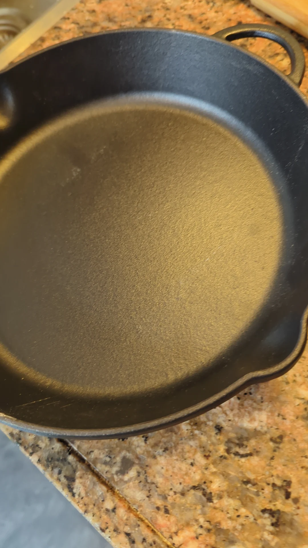 New cast iron skillet with emaille coating | Scrolller