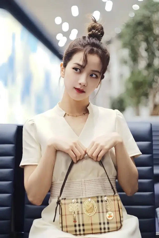 190716 Jisoo | Scrolller