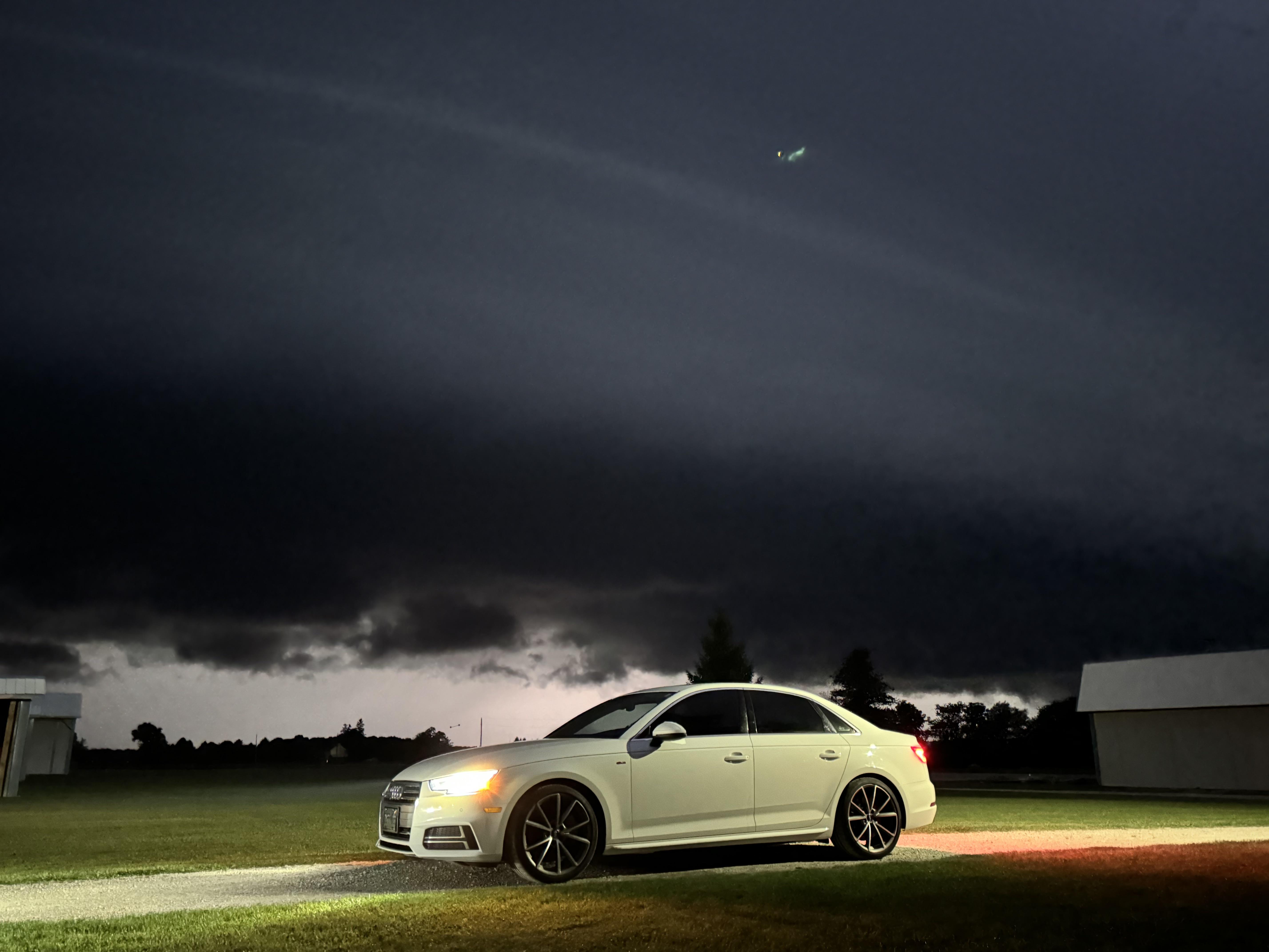 Hard to capture lightning… | Scrolller