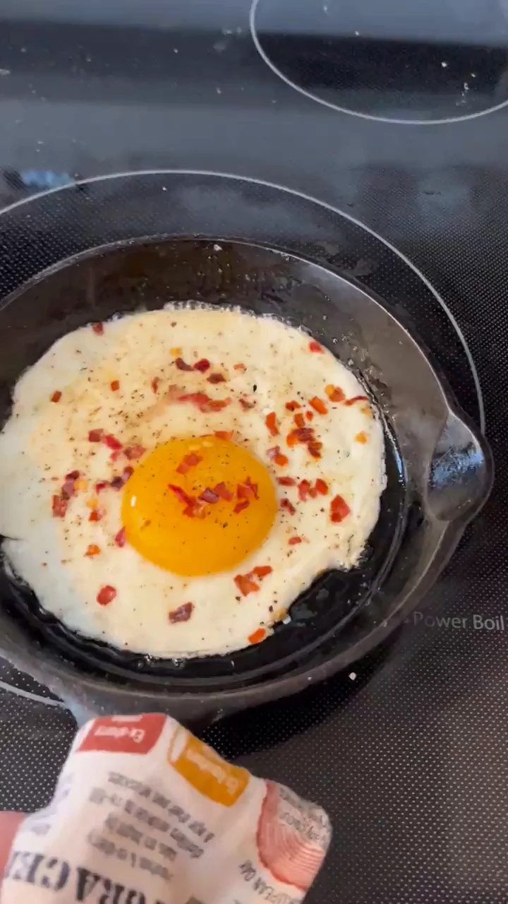 Just made the best fried egg I’ve ever had on my Grandma’s Griswold #3 skillet. | Scrolller