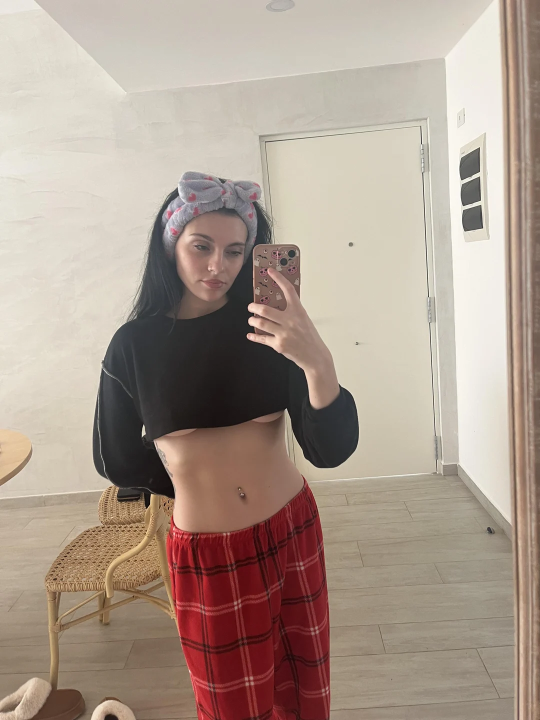 why do guys like girls wearing croptops 19F | Scrolller