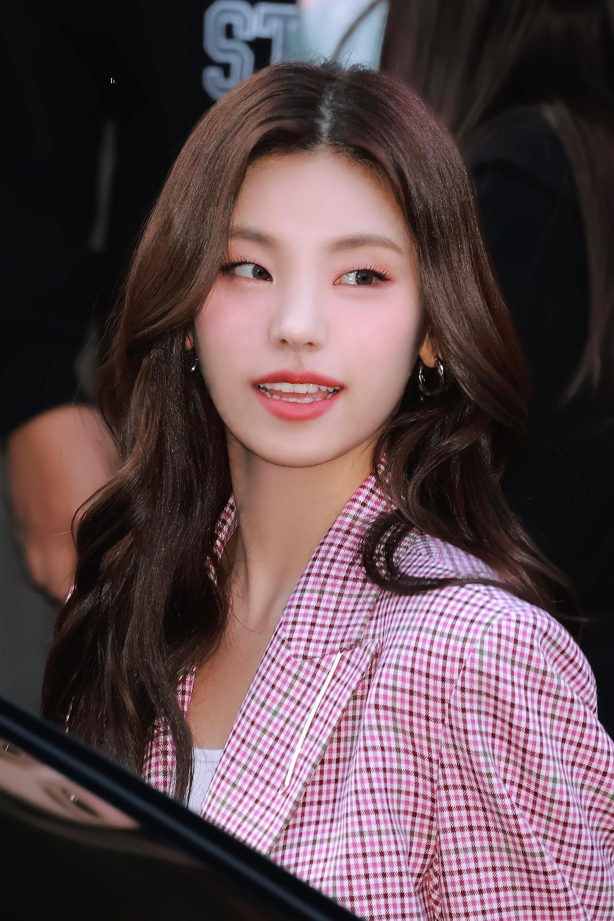 230201 Yeji | Scrolller