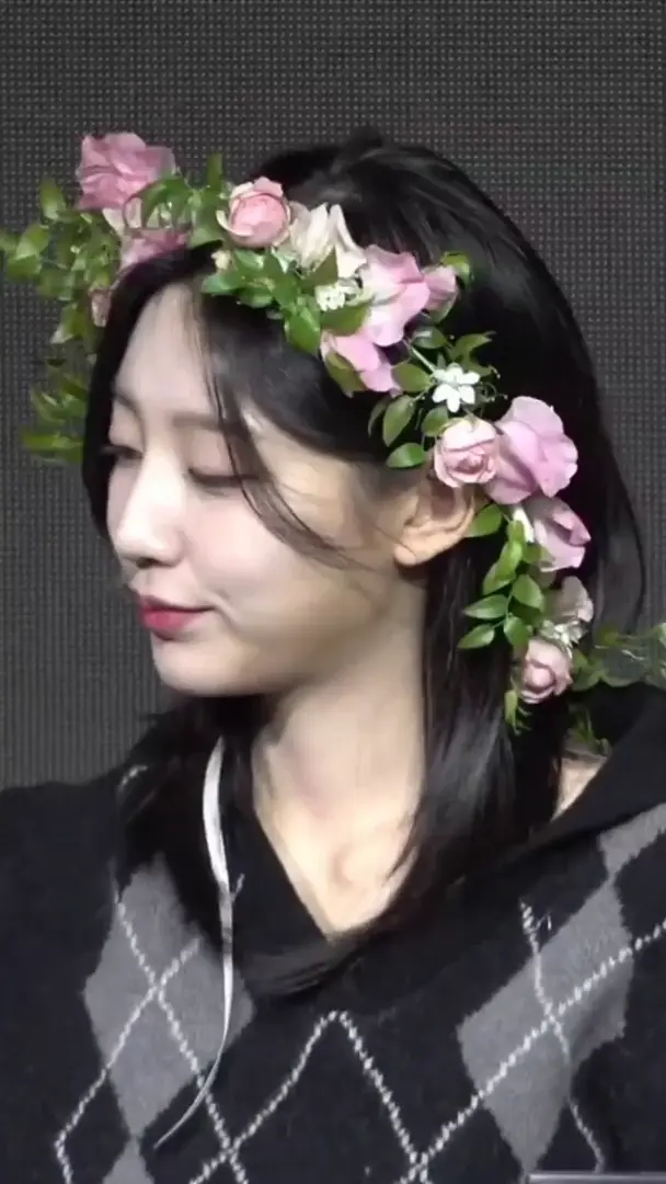 230204 Yein Season's greeting fansign | Scrolller