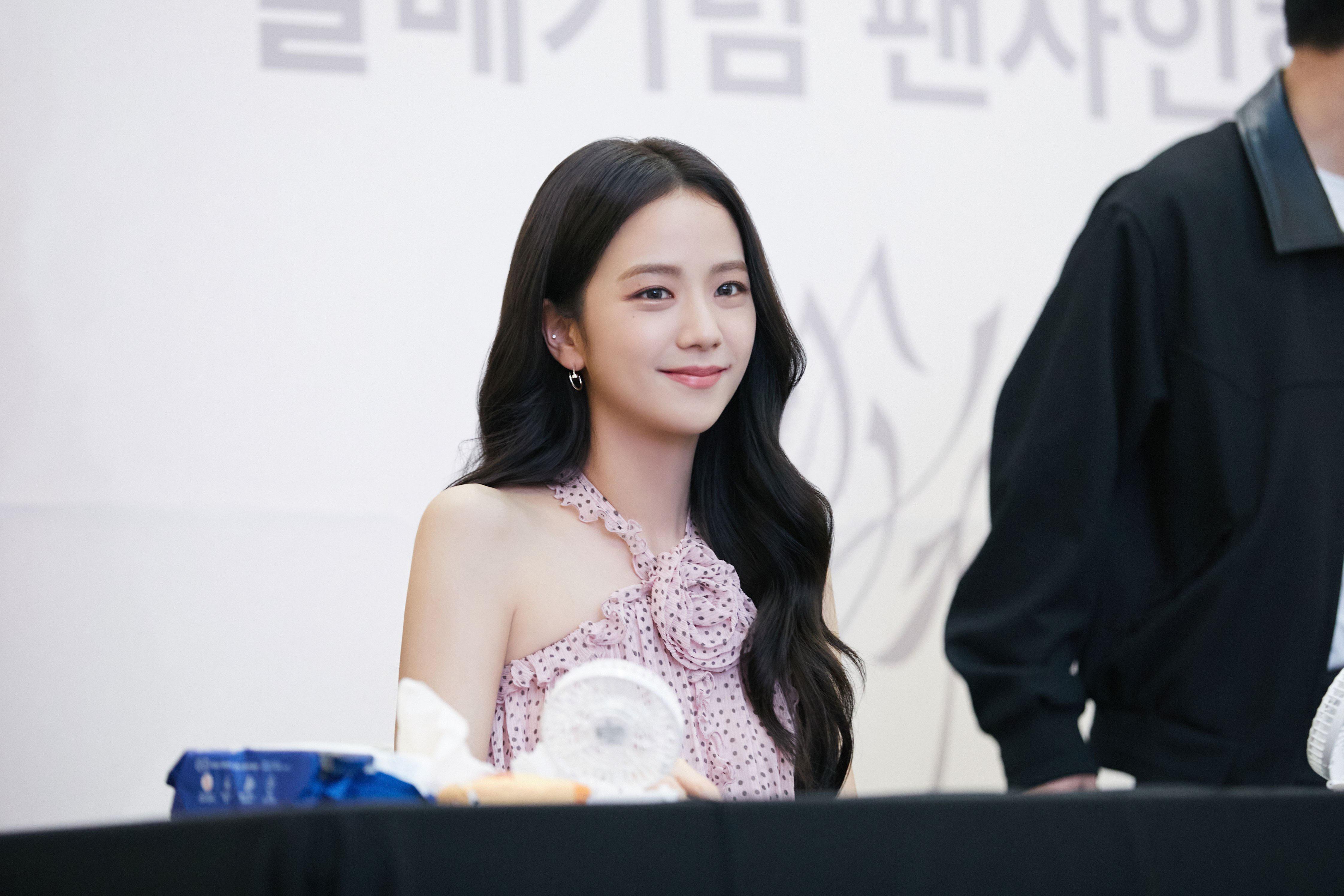 230401 Jisoo | Scrolller