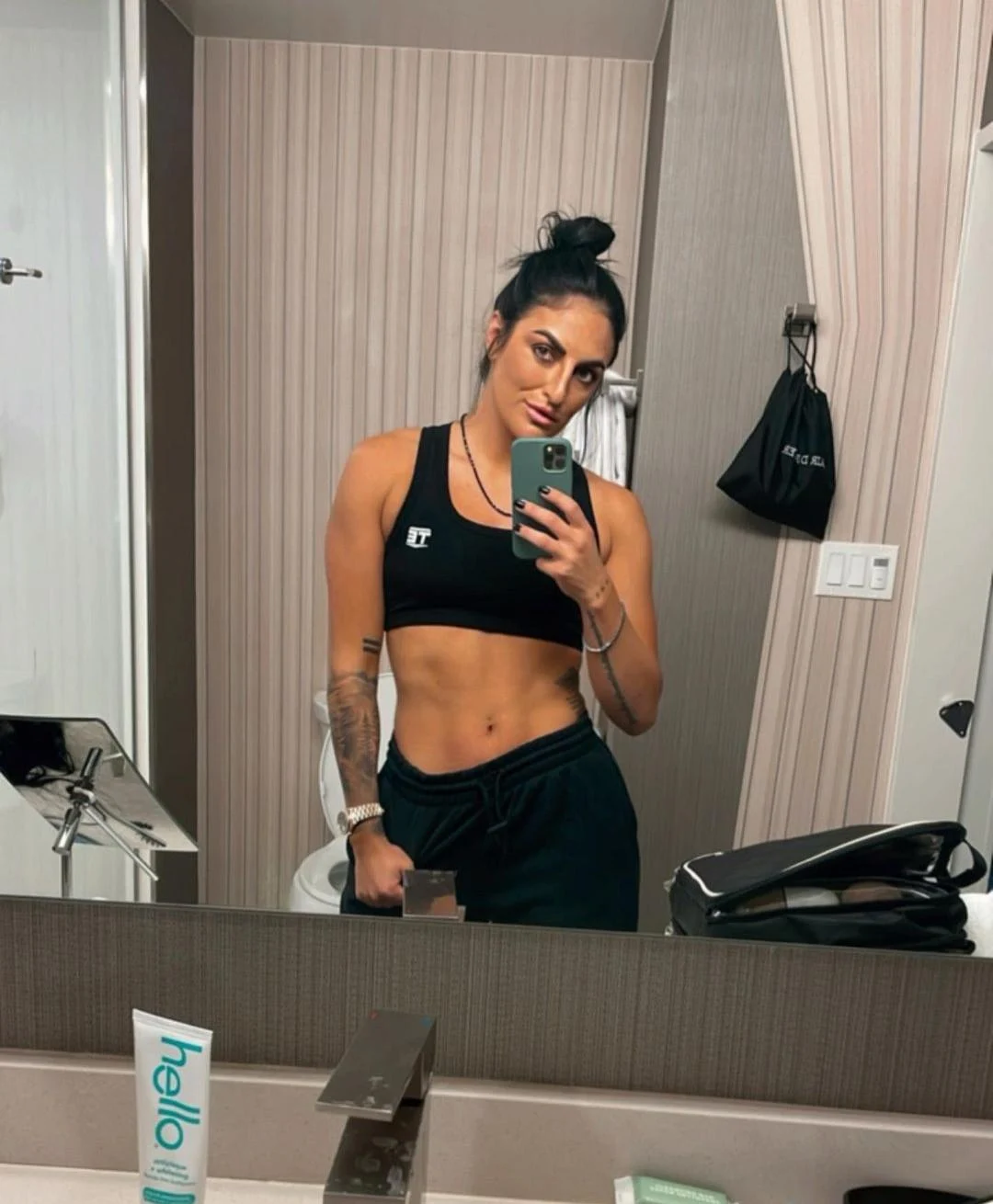 Sonya Deville | Scrolller