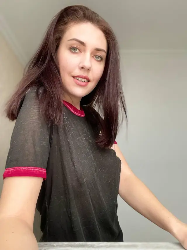 T-shirt with no bra, worn so lightly | Scrolller
