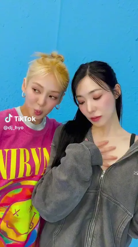 240923 Hyoyeon TikTok Update with Tiffany - Retro Romance (Dance Challenge) | Scrolller