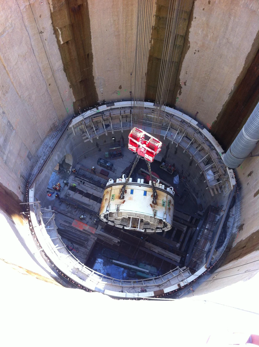 Lowering TBM into the shaft | Scrolller