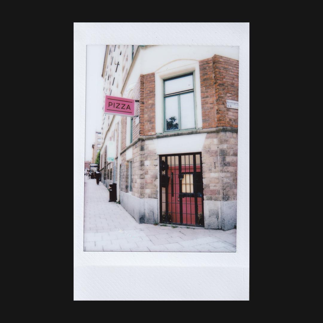 Magenta corner | Mini 90 | Scrolller