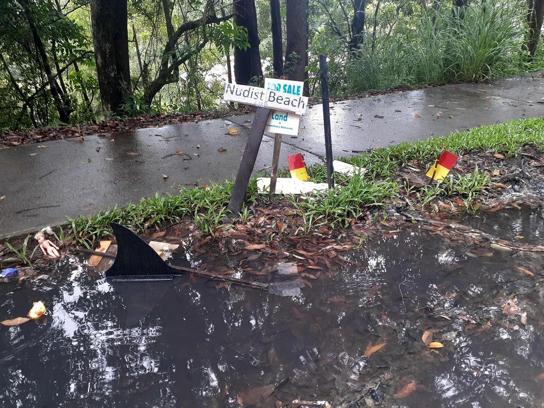 An interesting way to make a pothole into an attraction | Scrolller