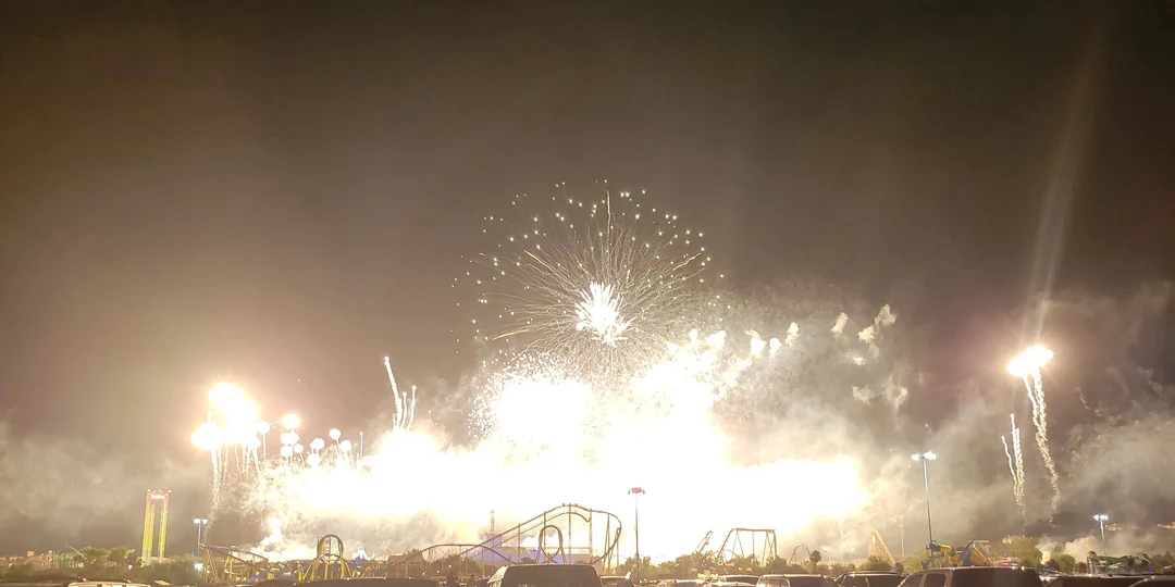 Six Flags Fiesta Texas put on an amazing firework show last night! | Scrolller