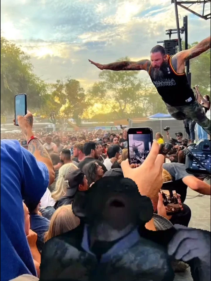 When Brody King stagedives & you’re in the front | Scrolller