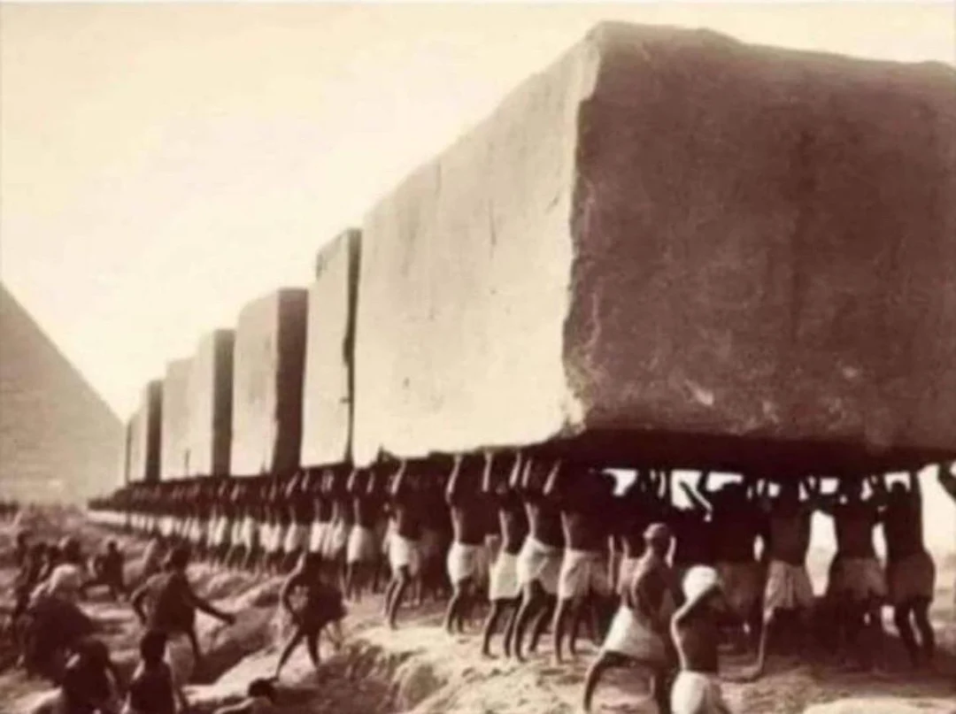 Rare photo proof that the pyramids were not built by aliens | Scrolller