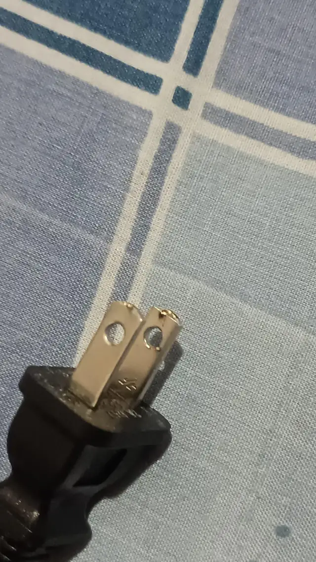 Chispas en el cable del bafle | Scrolller