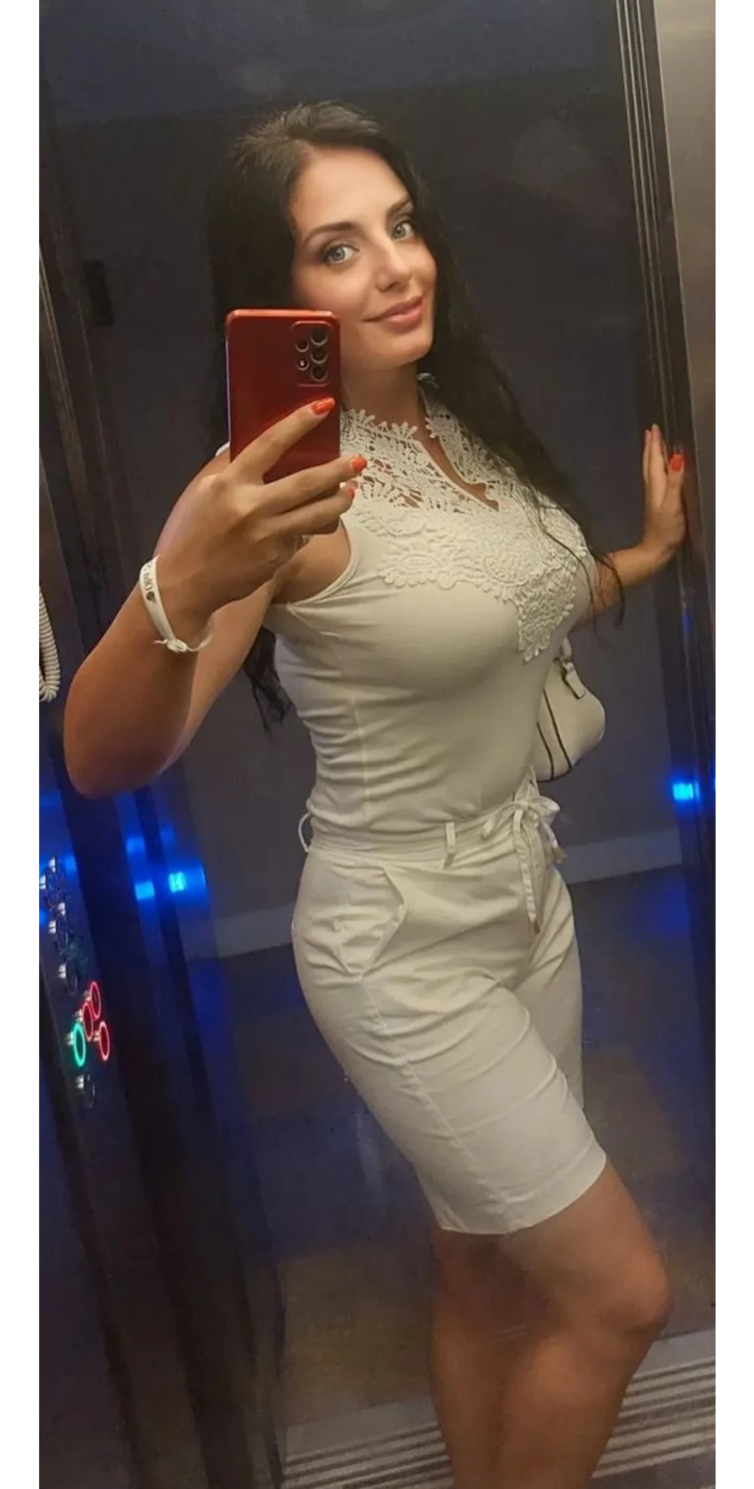 Elevator selfi | Scrolller