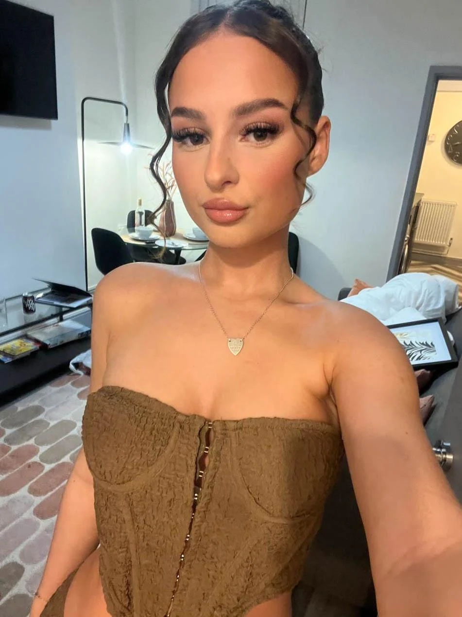 Am I normal or actually enticing? | Scrolller