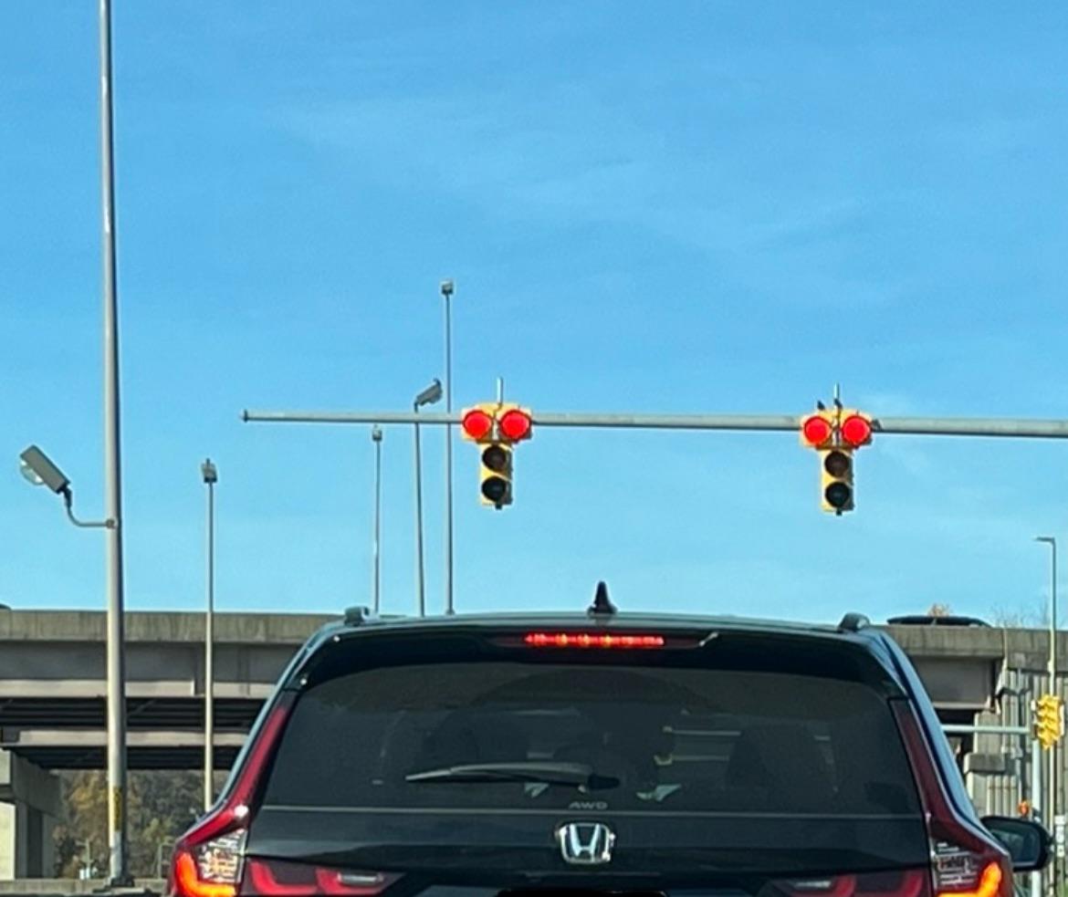 Traffic lights well hung | Scrolller