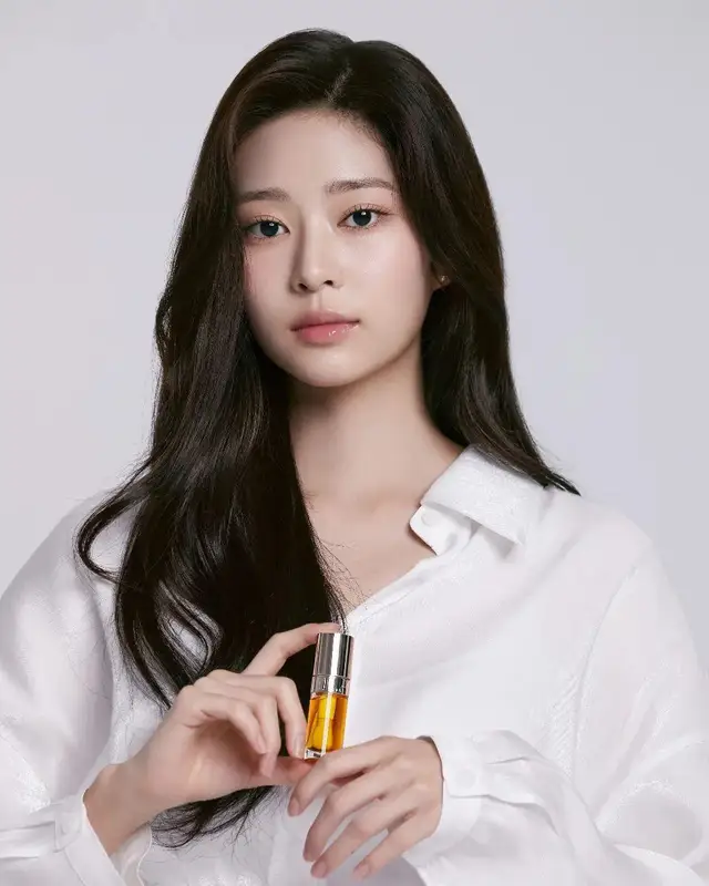 221012 clarinskorea Instagram Update with Kim Minju | Scrolller