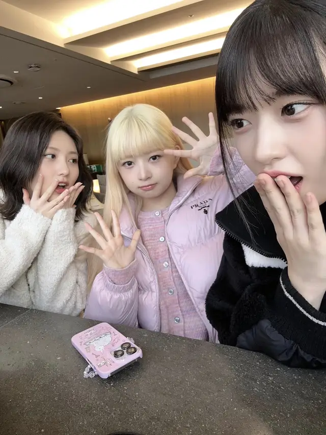 230222 IVE Twitter update with An Yujin | Scrolller