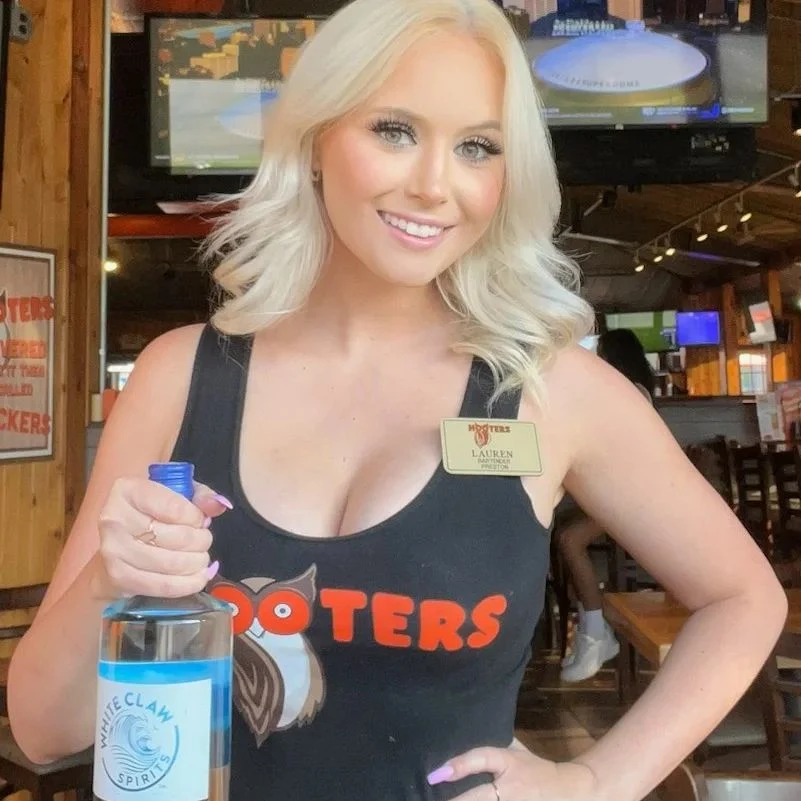 Waitress Lauren | Scrolller