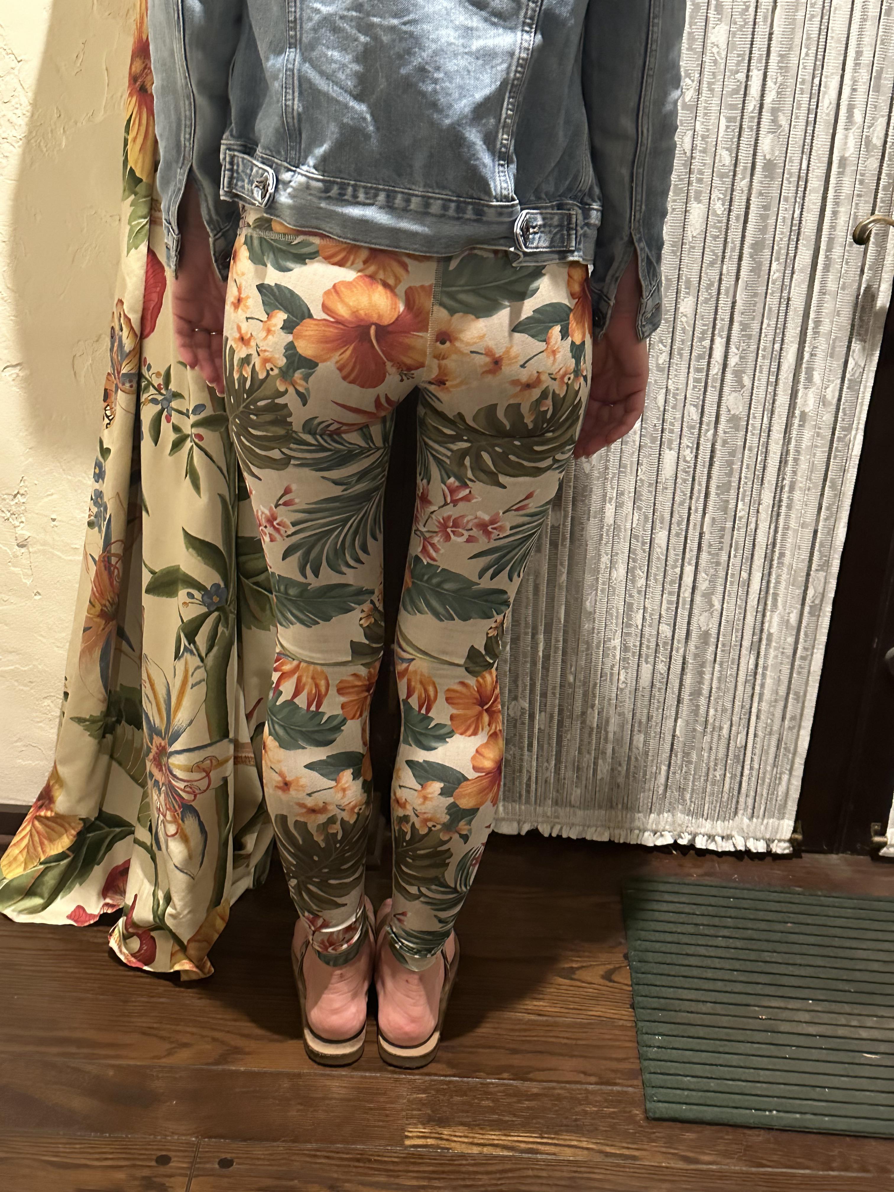 My leggings vs the curtains | Scrolller