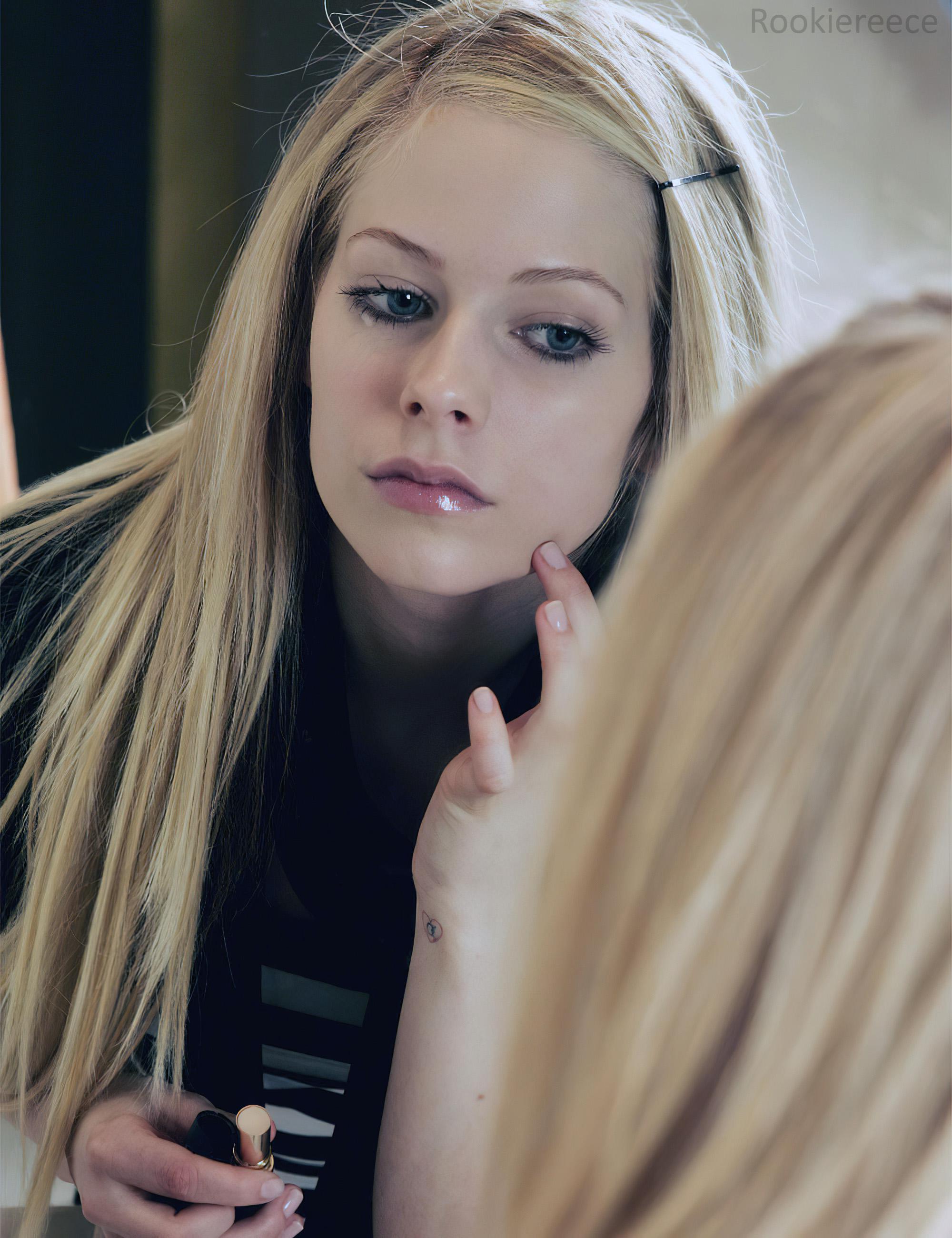 Avril Lavigne | Scrolller