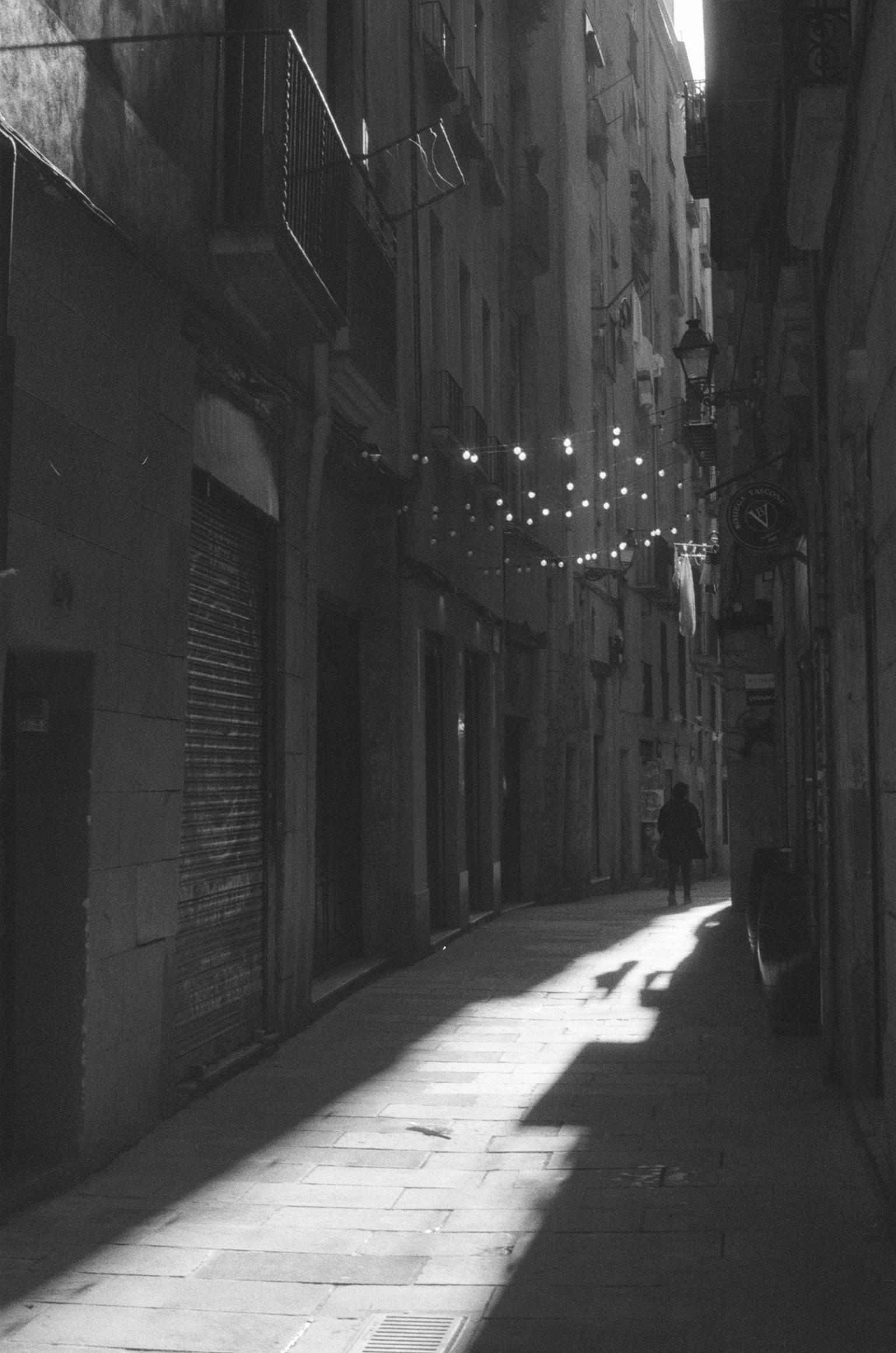 Roaming through the Gothic Quarter [Canon AE-1P, 50mm f1.4, Ilford HP5] | Scrolller