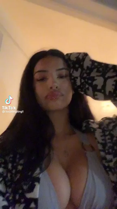 I think she’s just tryna show off the goods 👀 | Scrolller