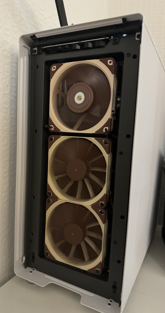 Gaming rig with CPU custom loop | Scrolller