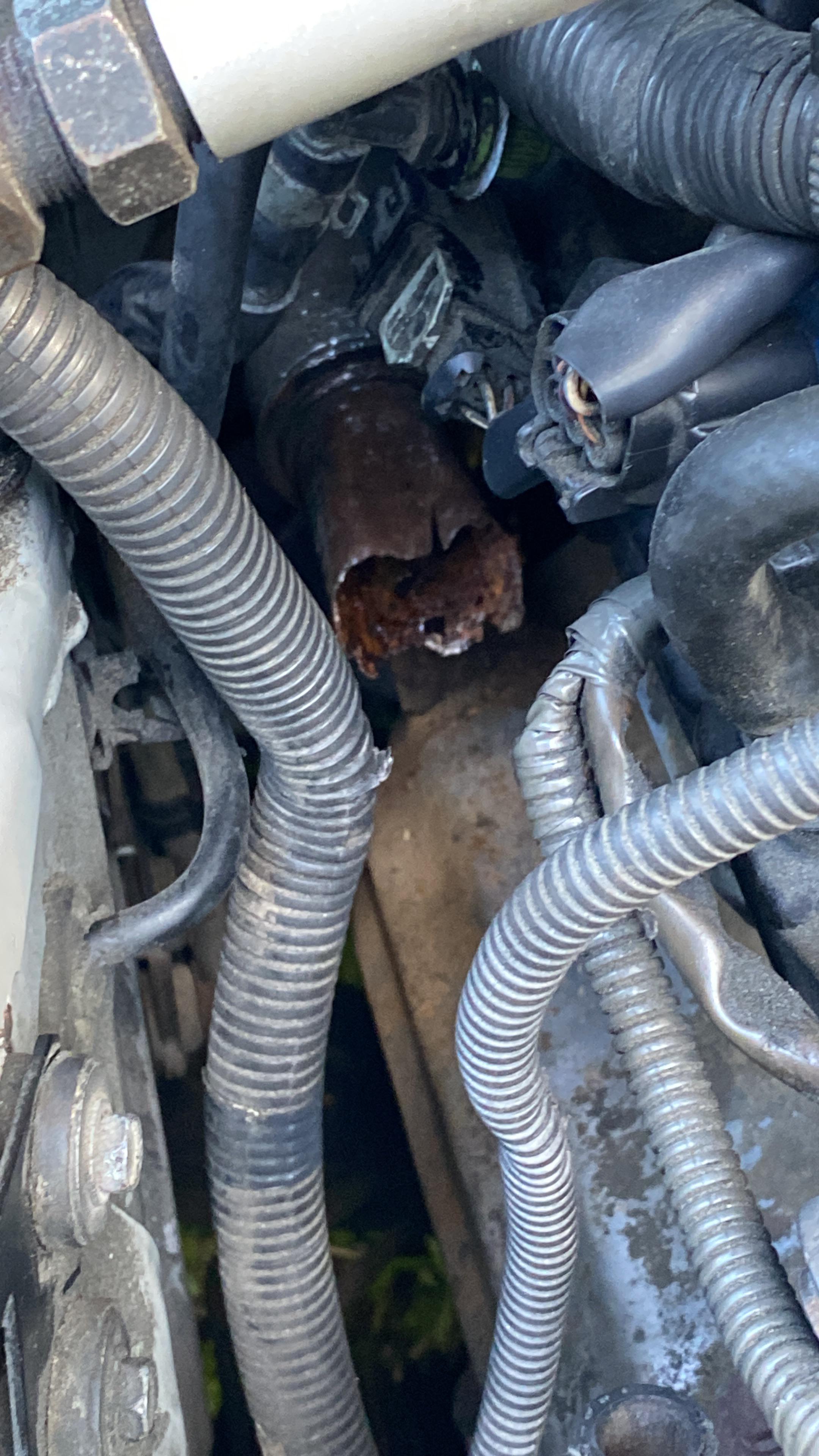 Help!!! Rusty coolant pipe 🤦🏾‍♂️ | Scrolller