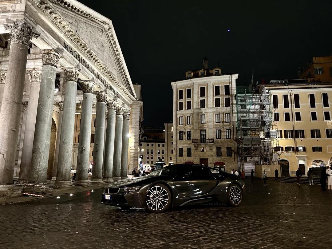 Spotted this i8 at night by the Pantheon. No clue how they fit it down the narrow Roman streets ...