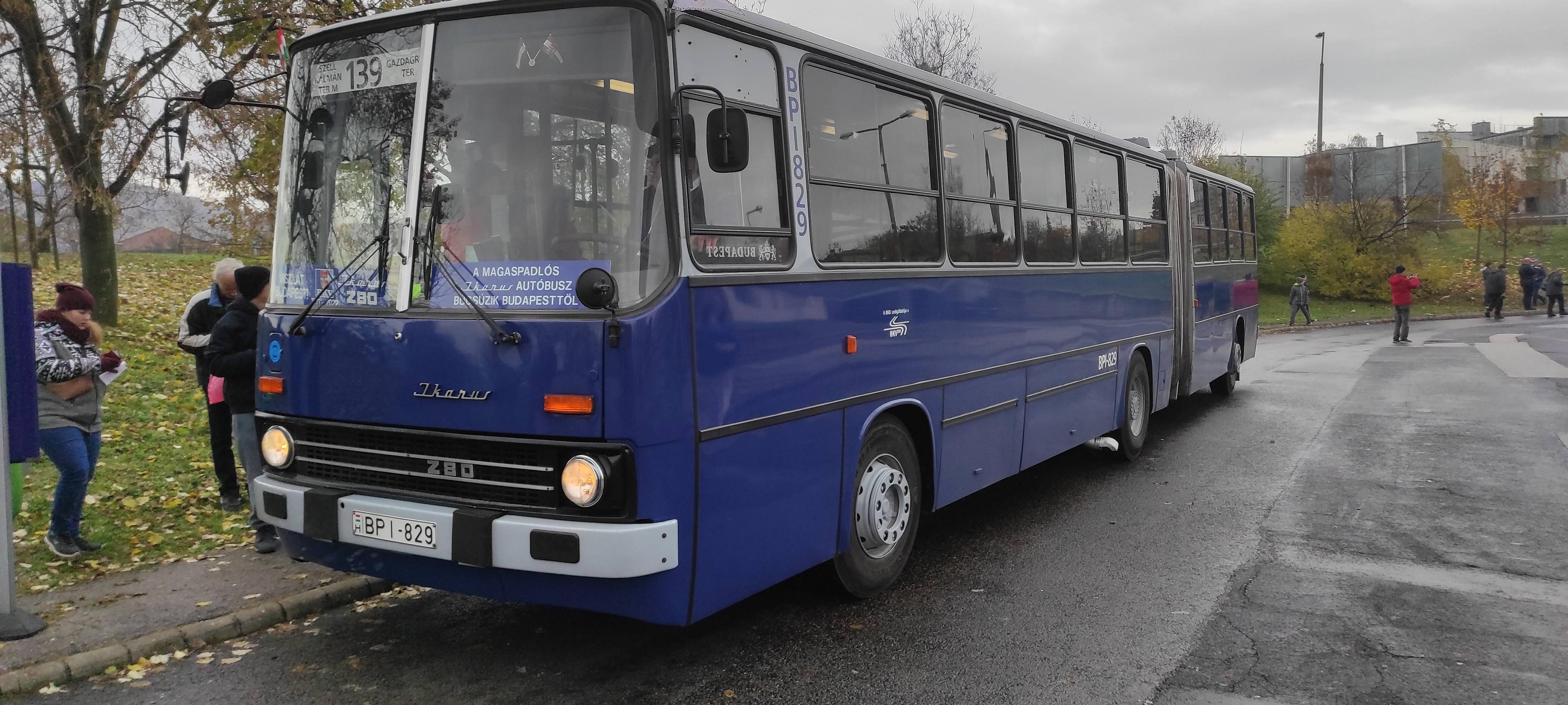 Budapest waving goodbye to the last iconic Hungarian Ikarus 280 and 435 in service | Scrolller