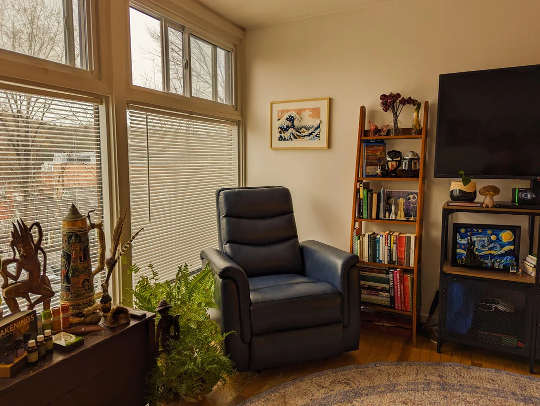 Finally settled into my new place and I really love my reading corner. | Scrolller