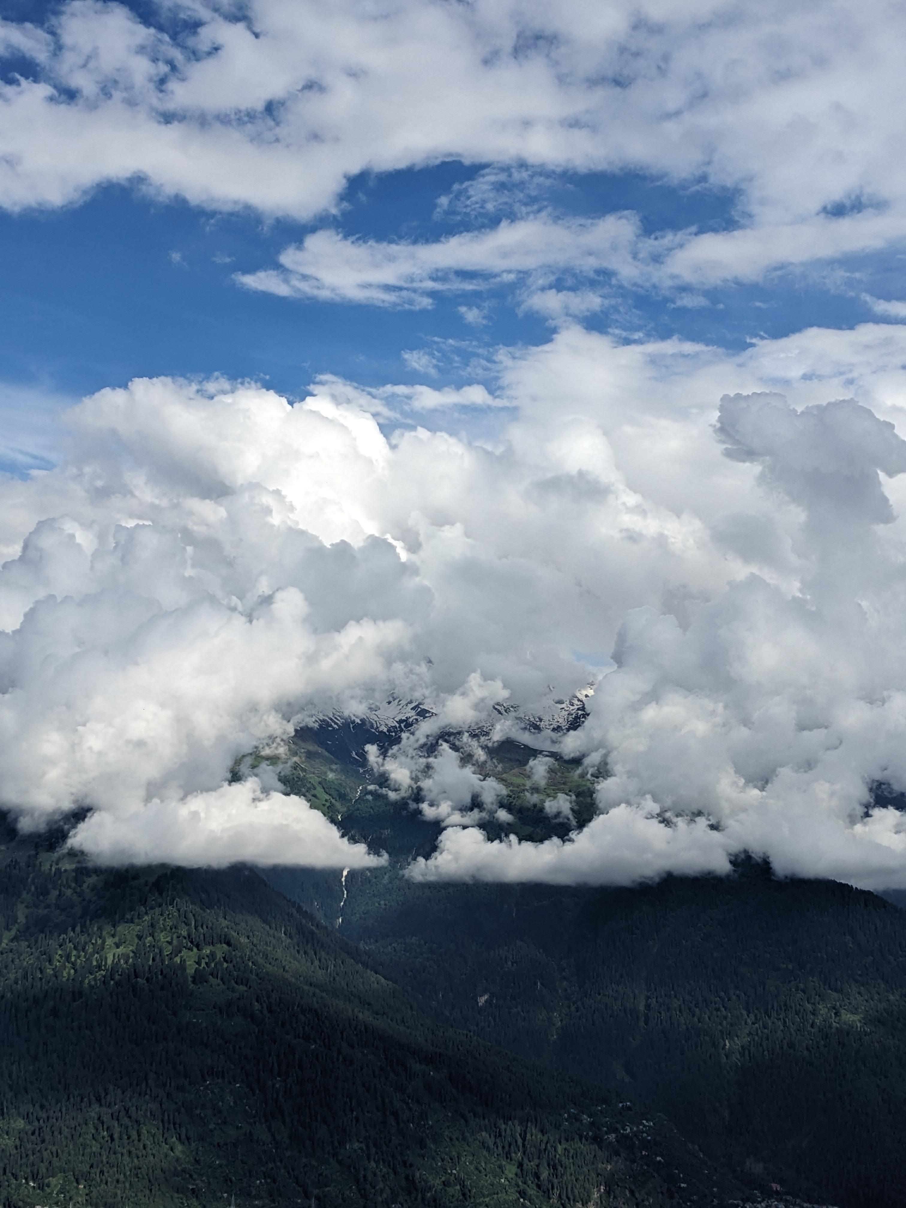 Fluffy Himalayan skies | Scrolller