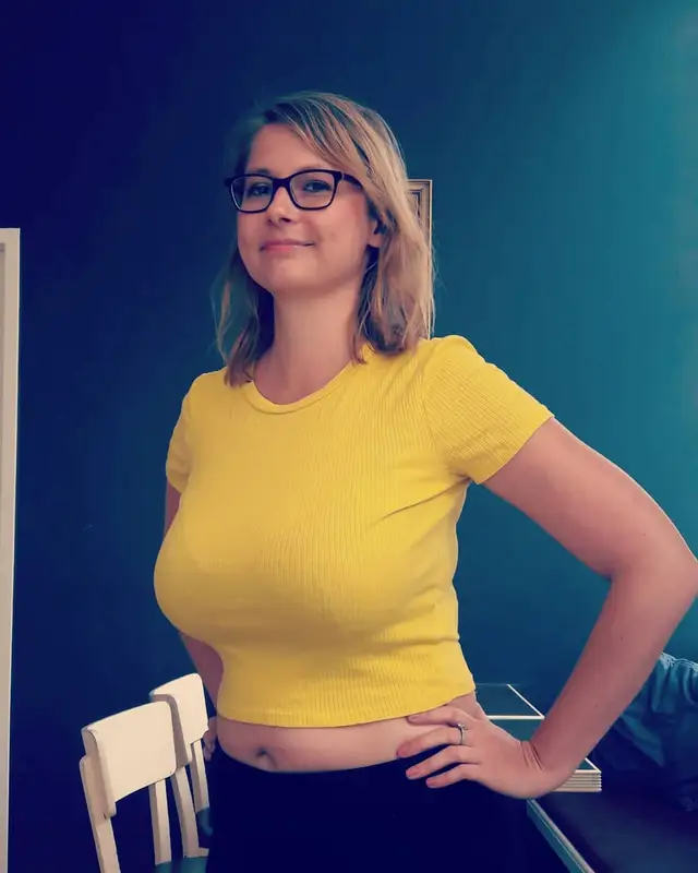 Cute girl in yellow | Scrolller