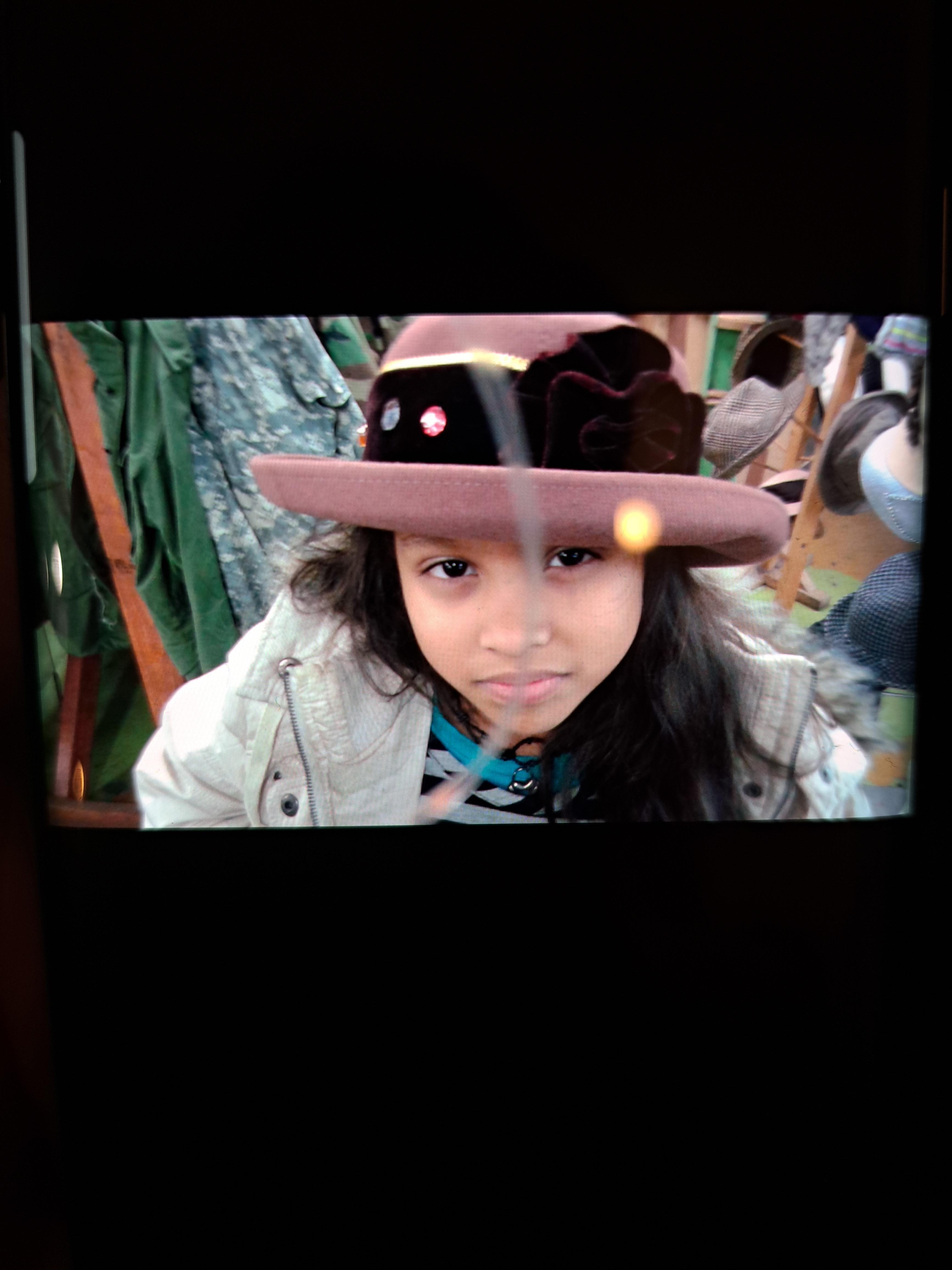 Please remove the string from infront of her face | Scrolller