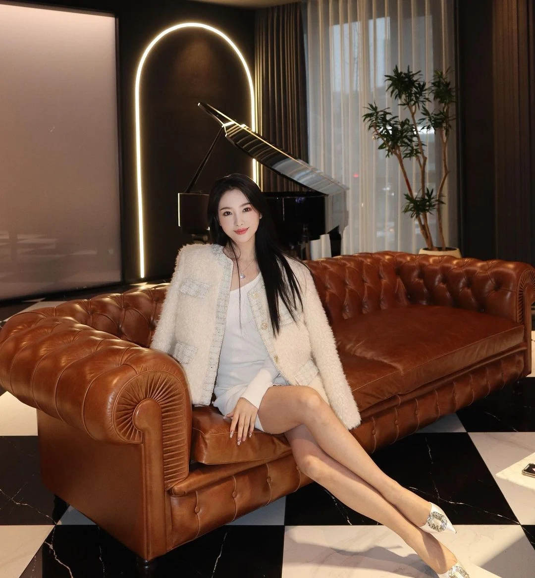 Daisy Hong | Scrolller