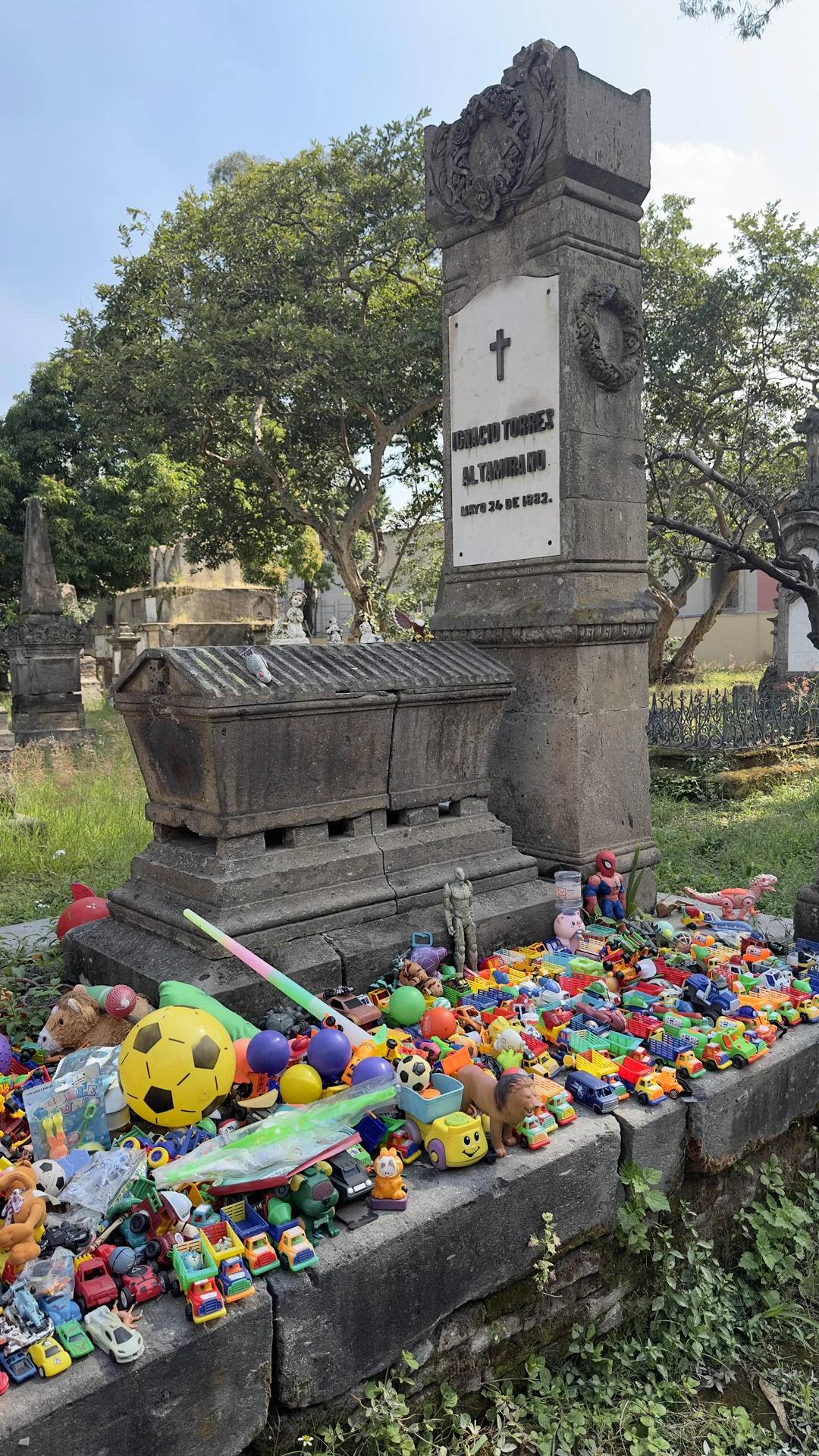 Ignacio Torres Altamirano’s grave. | Scrolller
