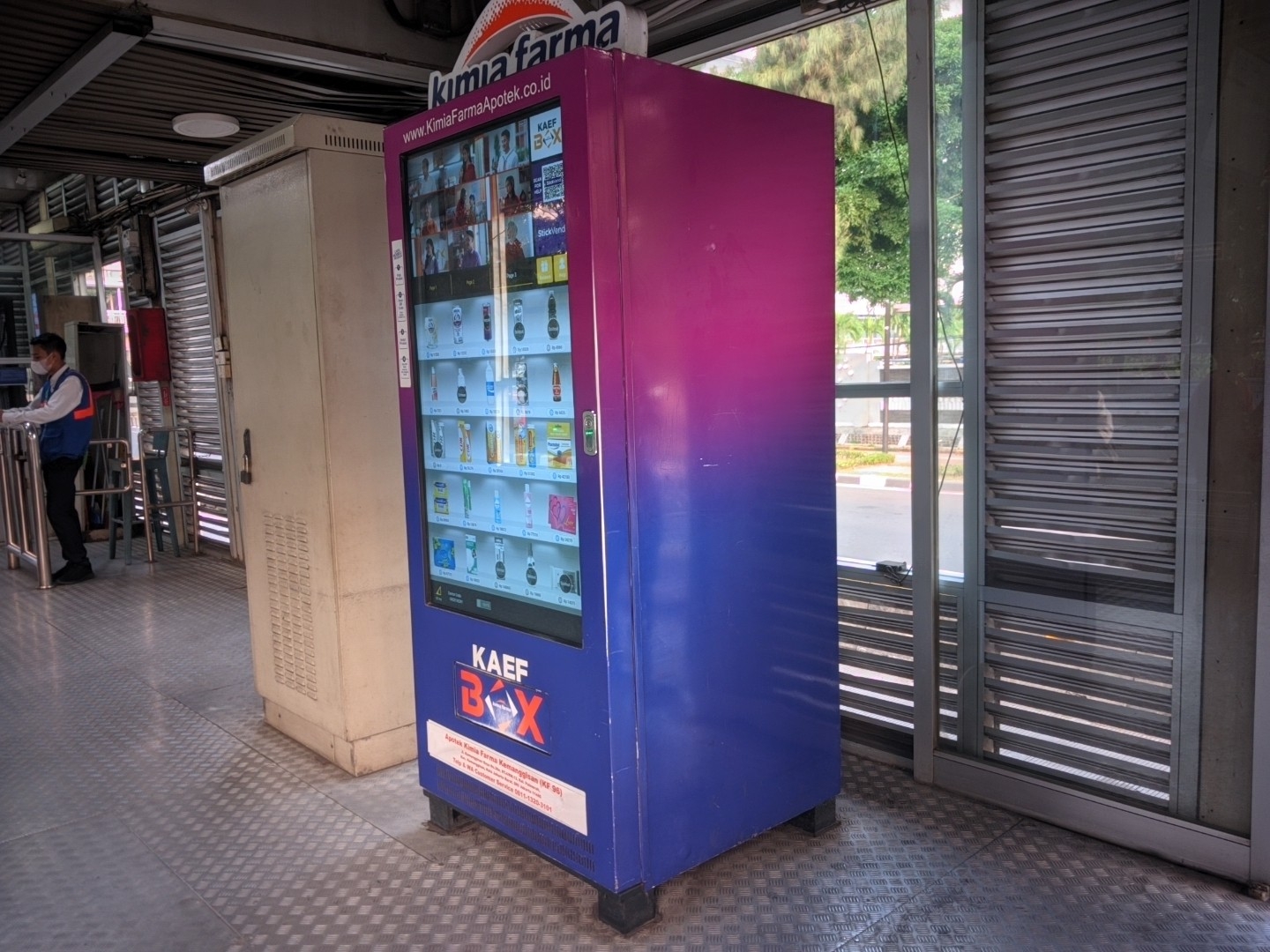 bisexual vending machine | Scrolller