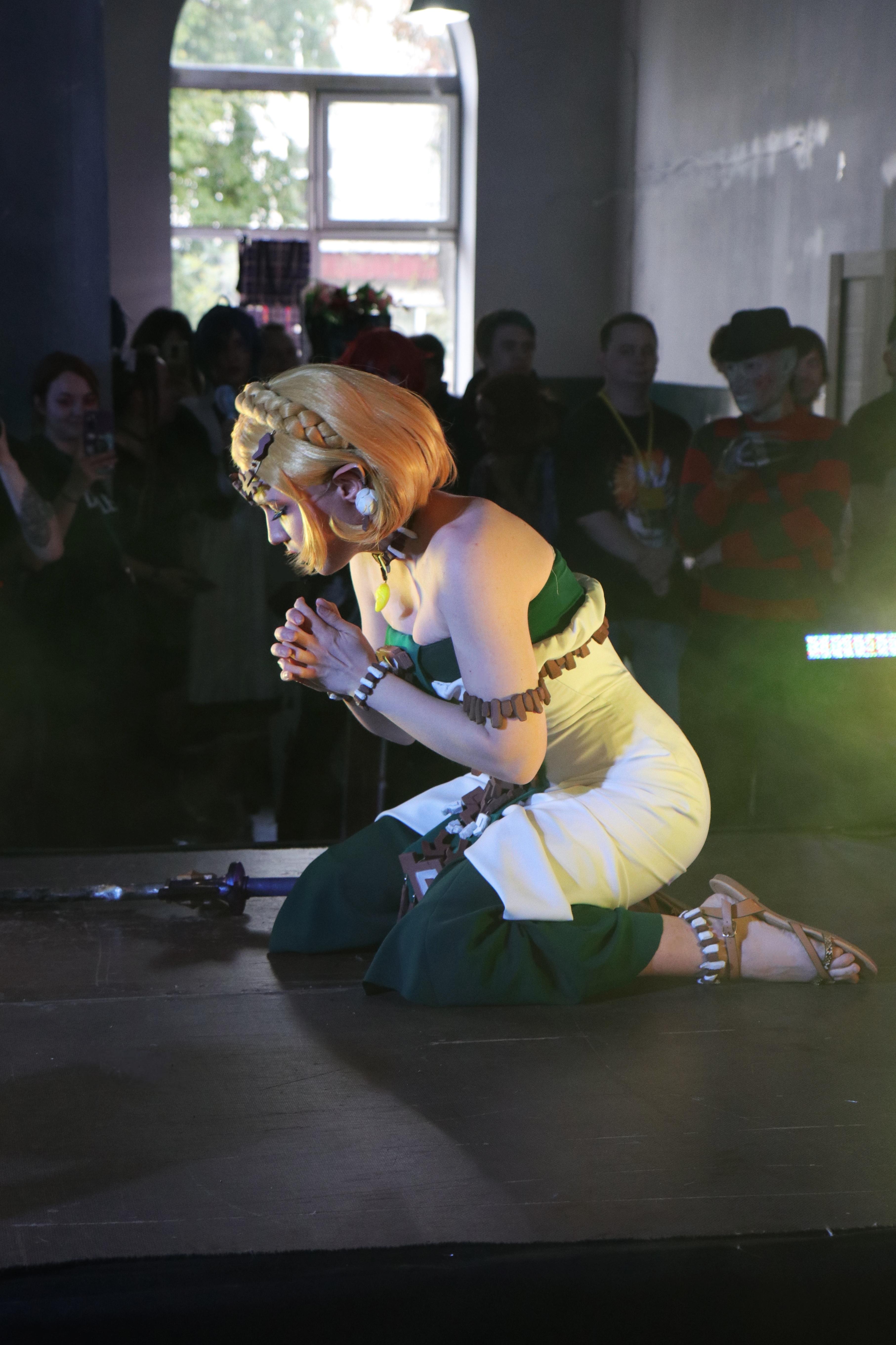 [TOTK] My Zelda cosplay during a performance at a cosplay convention | Scrolller
