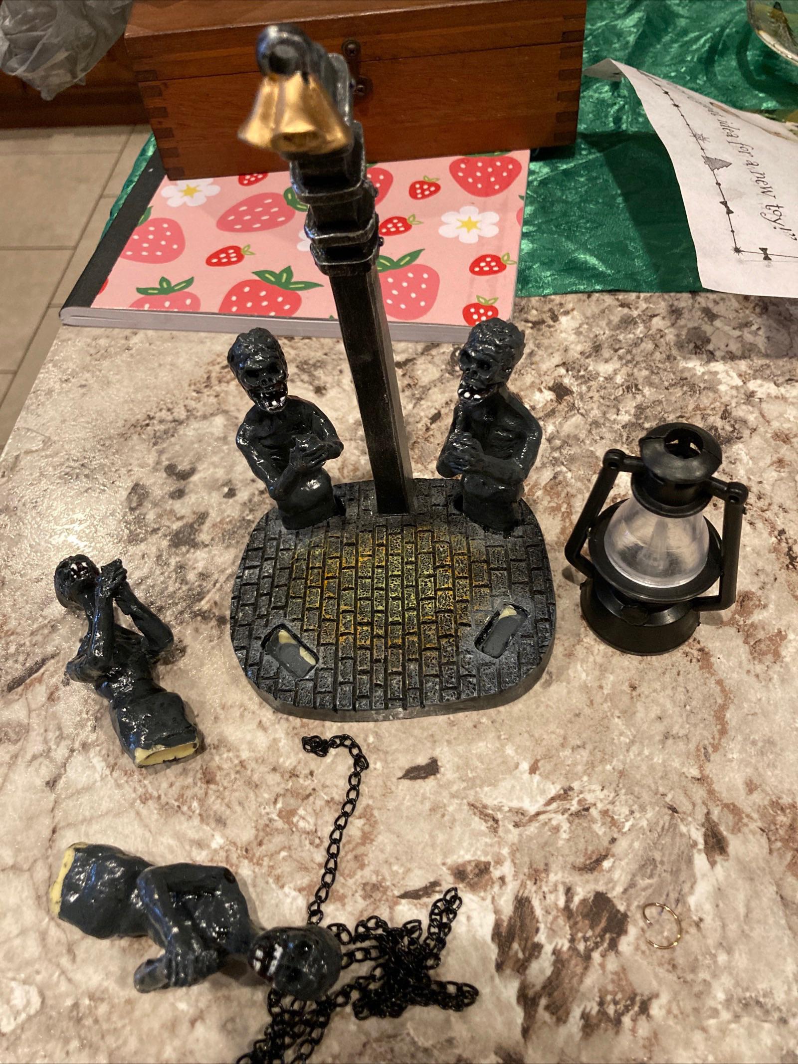 Bath Messengers with a lamp | Scrolller